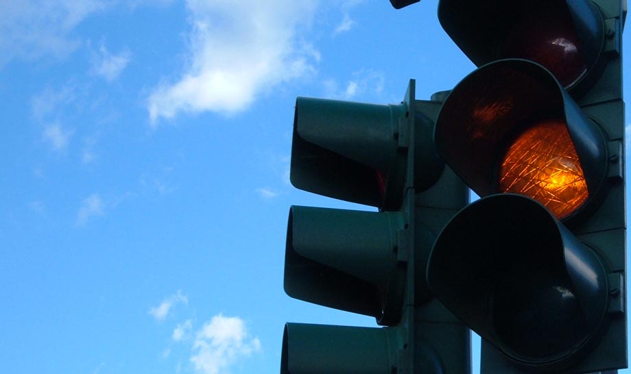 Attraversare con il semaforo giallo: la multa è valida?